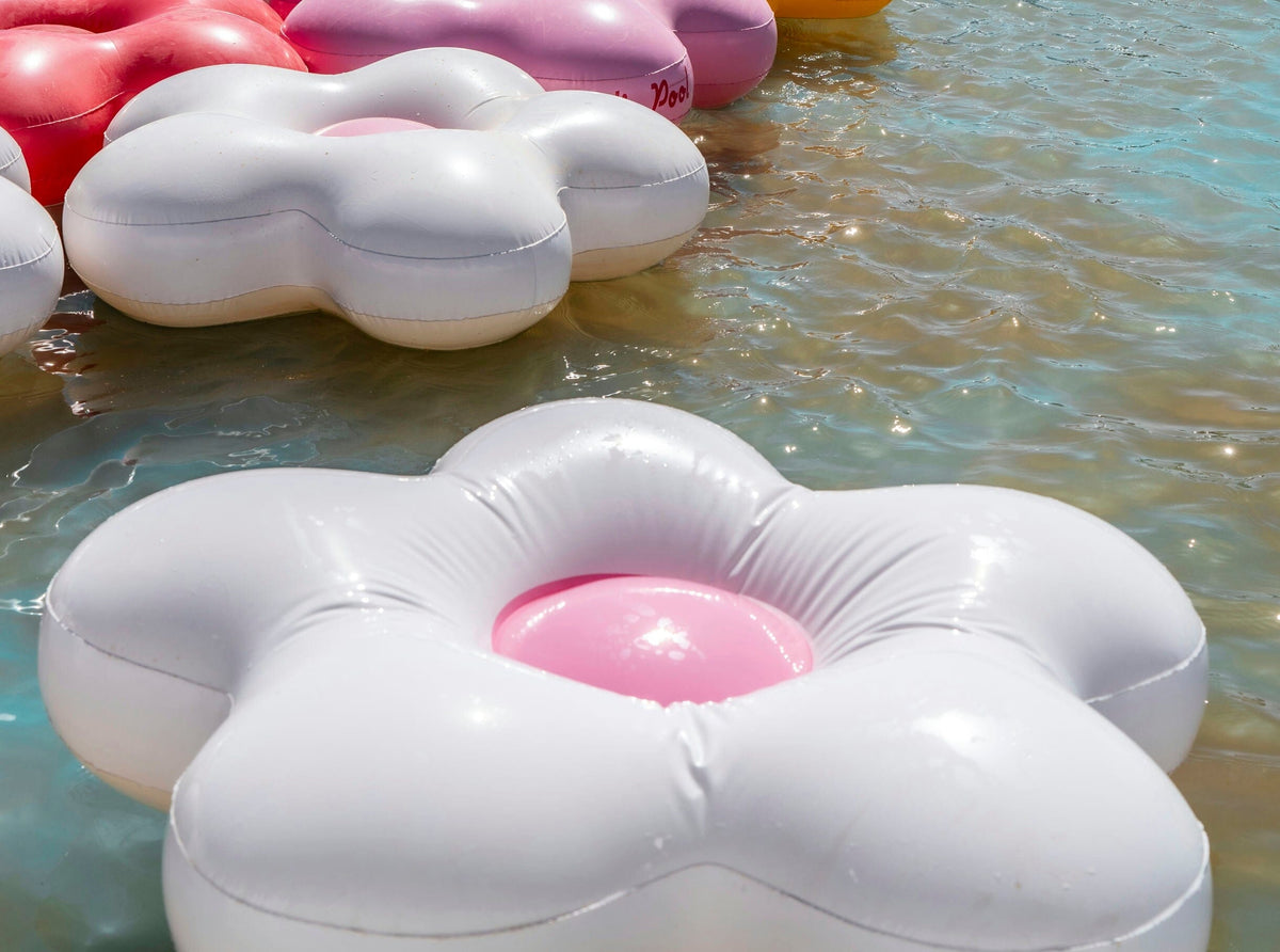 Public Pool Flower Float (White) – Post Modern Vandal